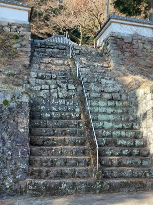 どこの階段より急こう配です